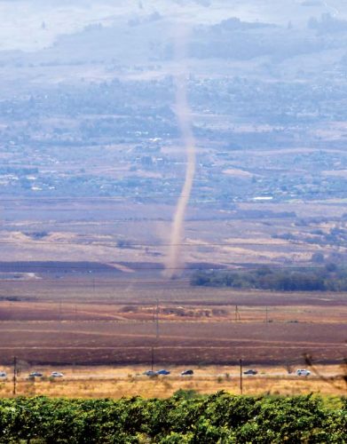 Winds whip up dust devil | News, Sports, Jobs - Maui News